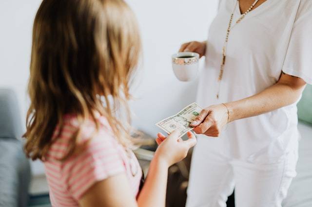 Mom-giving-money-to-child | Kids World Fun Blog Mom-giving-money-to-child | Kids World Fun Blog